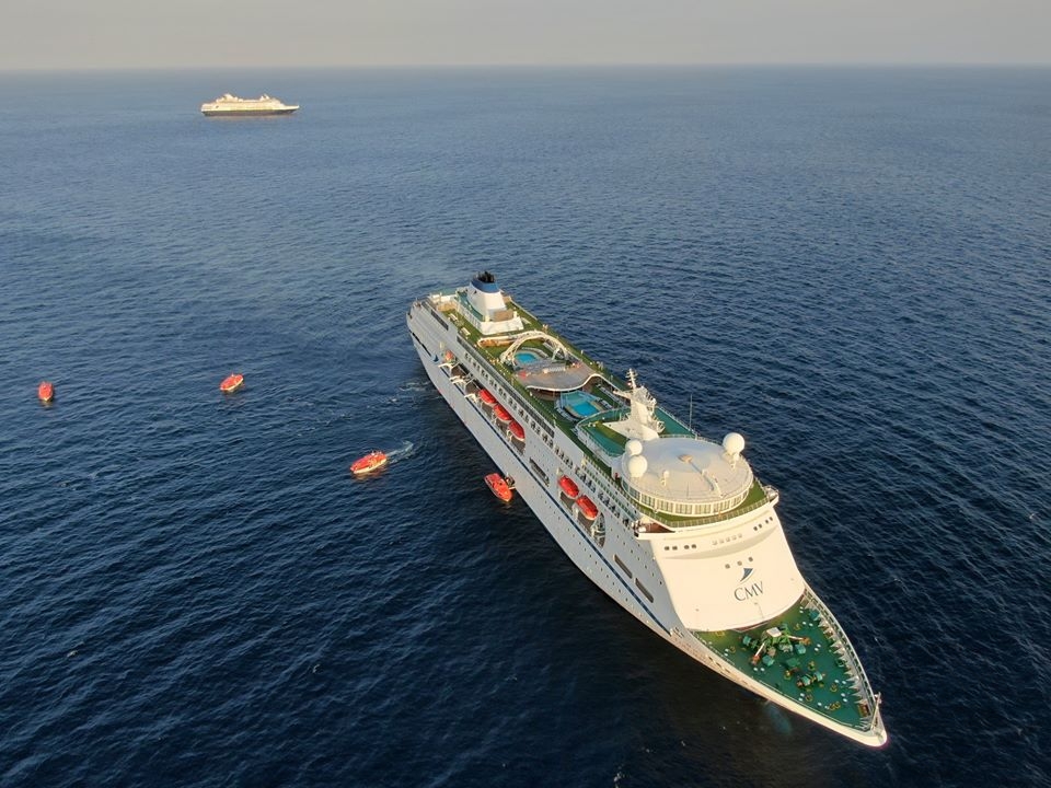 Passageiros da CMV usam botes para trocar de navio em alto mar - Portal ...