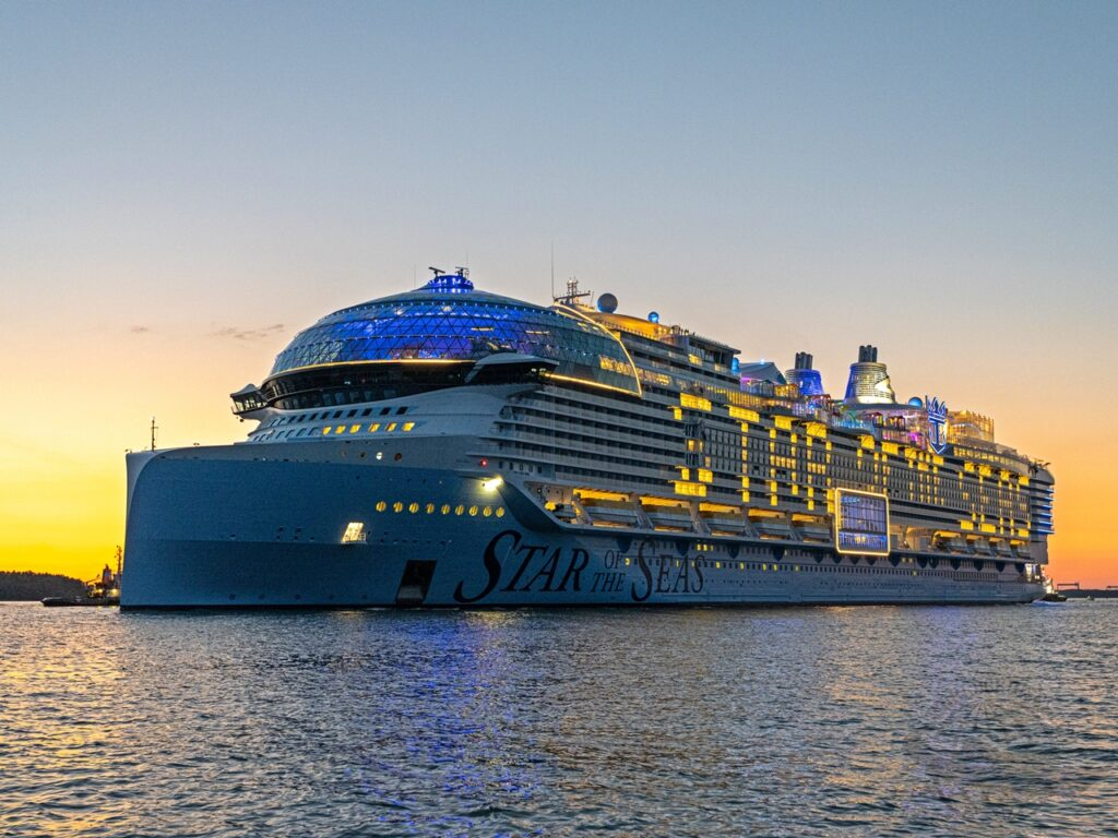 Maior navio do mundo volta a ter cruzeiro afetado por tempestade; veja ...